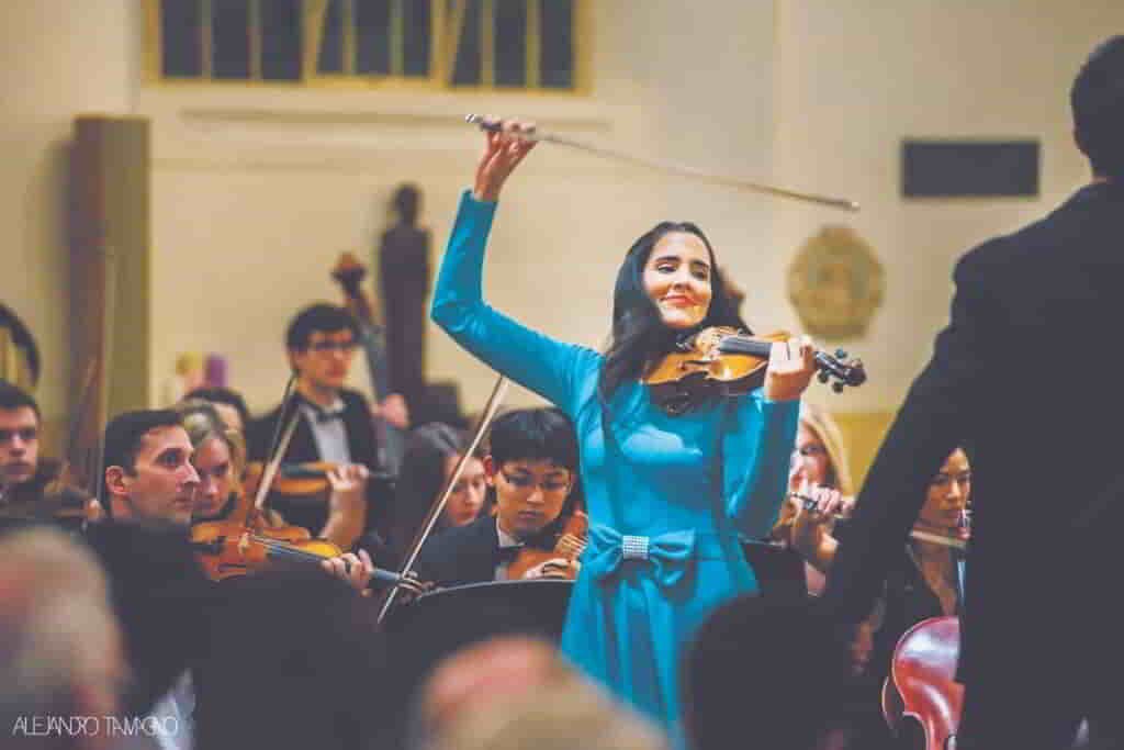 Violinista dominicana Aisha Syed llega a La Paz y ofrecerá concierto ...